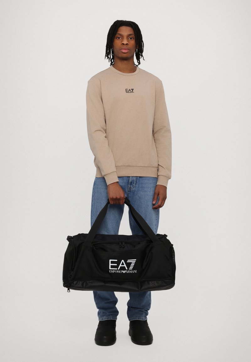 EA7 Emporio Armani TRAIN LOGO SERIES MEDIUM GYM BAG UNISEX - Sports bag ...