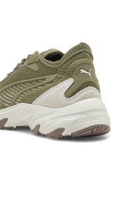 Puma INJECTOR ARID DESERT - Zapatillas - olive alpine snow/verde ...