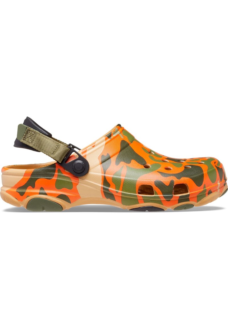 Crocs CLASSIC ALL TERRAIN CAMO - Slip-ins - tan multi/flerfärgad ...