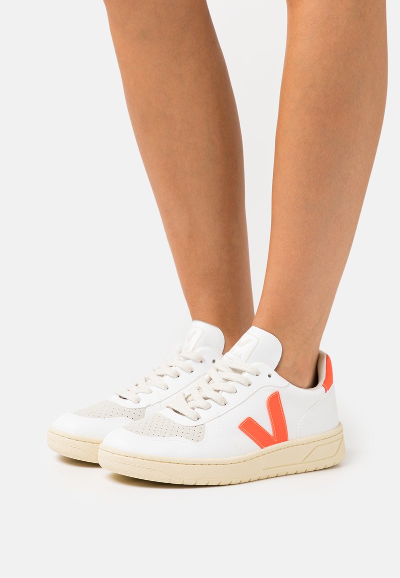 Veja V-10 - Trainers - white/orange/white - Zalando.co.uk