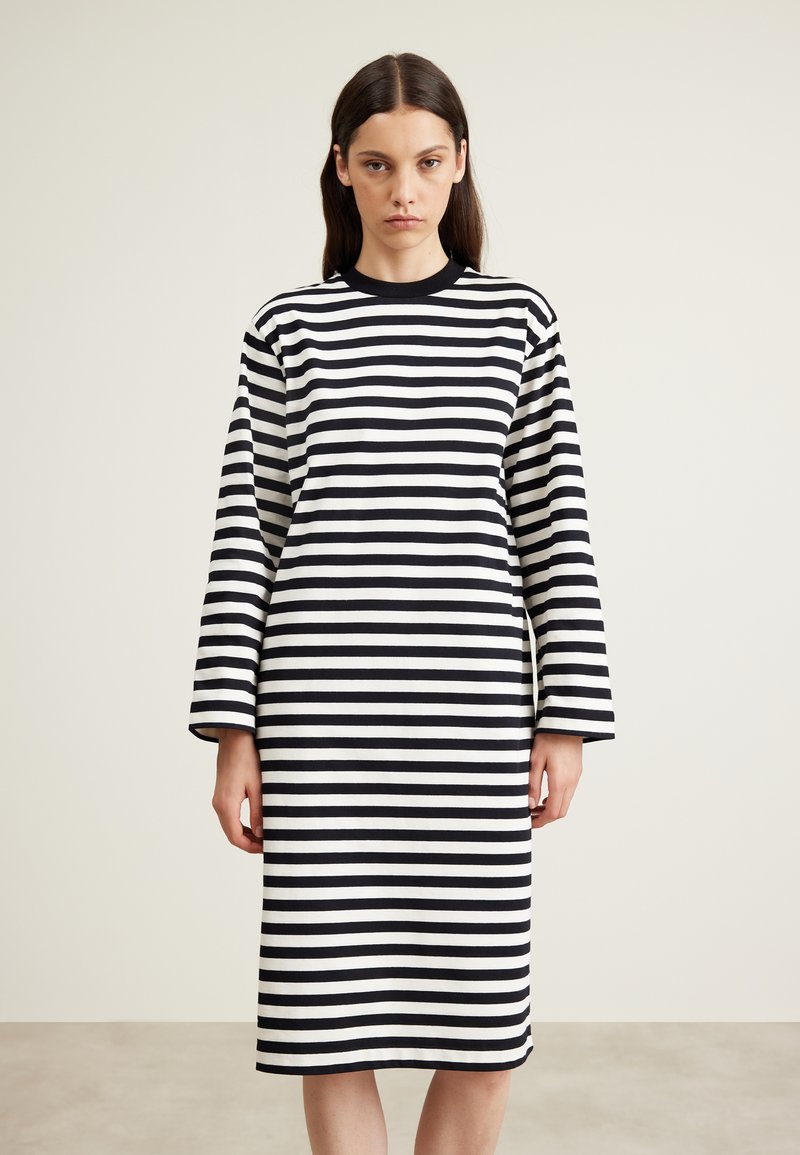 Mads Nørgaard HEAVY SINGLE NOLLY DRESS - Denní šaty - black/snowwhite/špinavě bílá - Zalando.cz