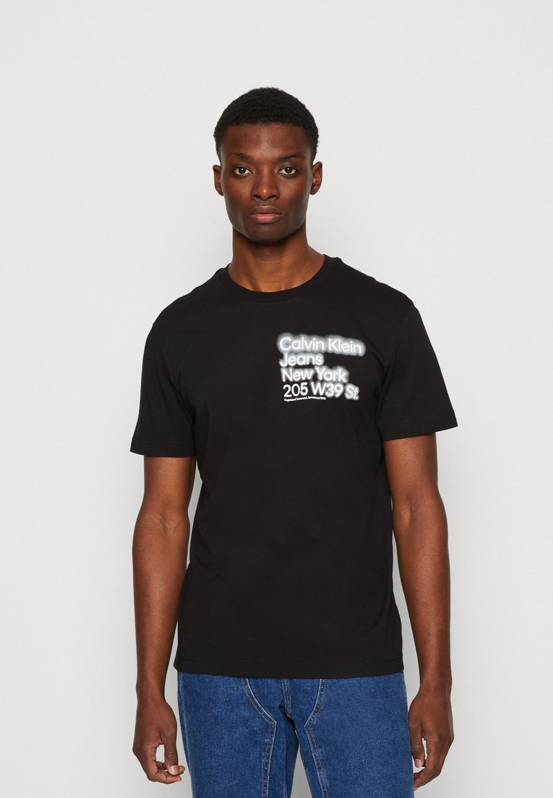 Calvin Klein Jeans BLURRED ADDRESS LOGO TEE - T-Shirt print - ck black ...