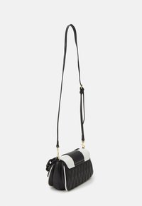 Versace Jeans Couture RANGE LOGO LOOP BAG - Sac à main - black/white ...