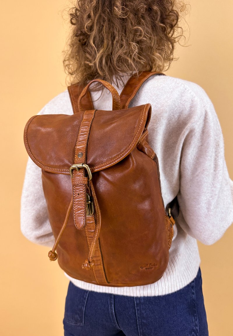 Gusti Leder BENNETT - Sac à dos - braun rindsleder/marron - ZALANDO.FR