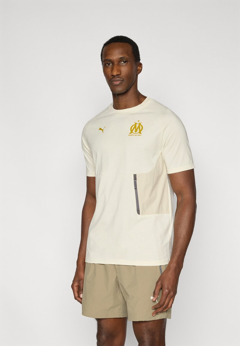 Puma OM PUMATECH POCKET TEE - Sports T-shirt - alpine snow/golden ...