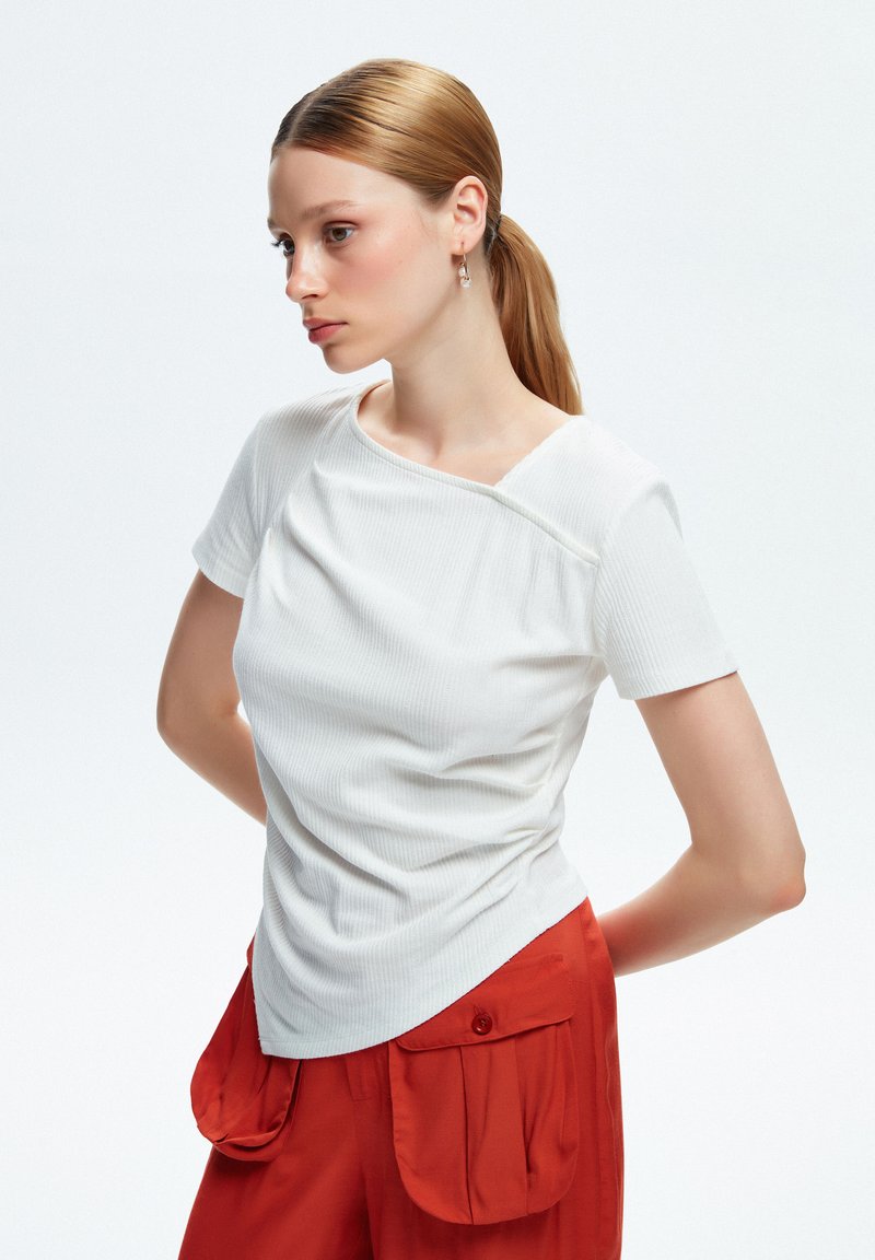 adL ASYMMETRICAL - T-shirt basic - white/bianco - Zalando.it