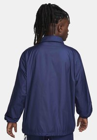 Nike Sportswear CLUB COACHES - Kevyt takki - midnight navy white ...