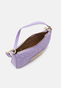 Love Moschino MULTI CHAIN QUILTED SHOULDER - Handväska - lilla ...