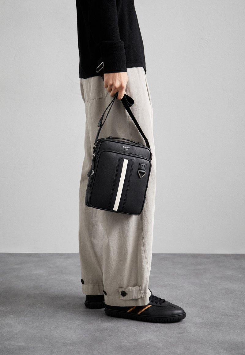 Bally MACKAO - Umhängetasche - black/schwarz - Zalando.at