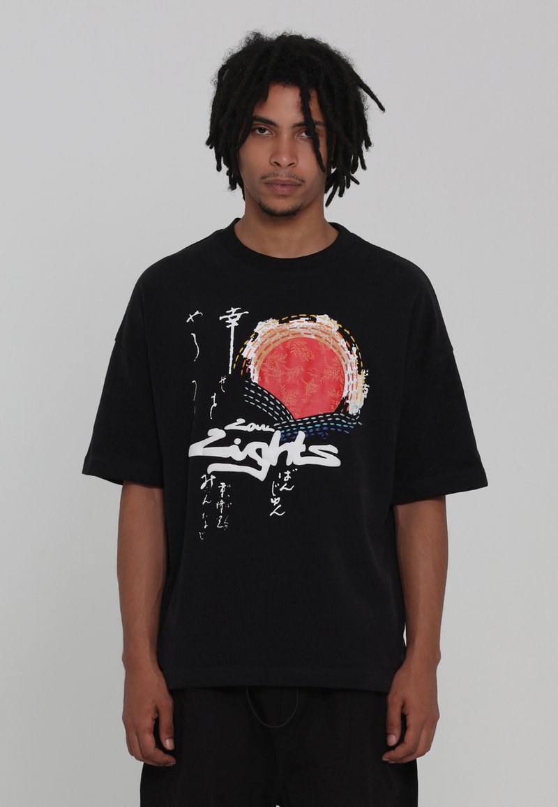 LOW LIGHTS STUDIOS® RISING SUN TEE UNISEX - Print T-shirt - black ...