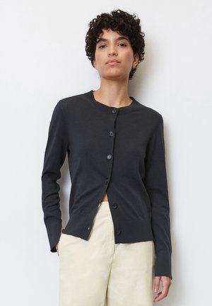 GOBI Cashmere R-AUSSCHNITT MIT KNÖPFEN - Strickjacke - blue denim ...