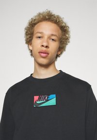 Nike Sportswear CLUB CREW PATCH - Sudadera - black/negro - Zalando.es