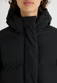 Weekday WAISTED PUFFER JACKET - Téli kabát - black/fekete - Zalando.hu