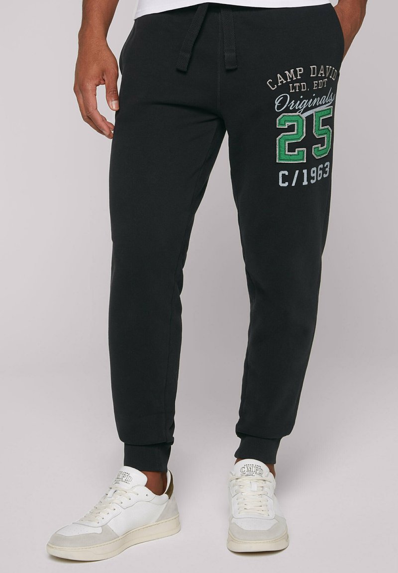 Camp David MIT RETRO-ARTWORK - Tracksuit bottoms - black - Zalando