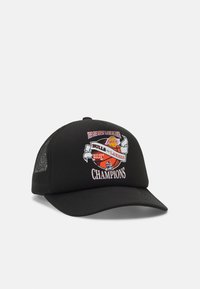 Mitchell & Ness NBA VICTORY ROAD TRUCKER BULLS VS. LAKERS - Klub ...