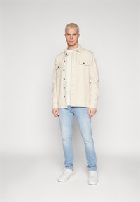 Replay WILLBI PANTS - Jeans fuselé - light blue/denim bleu gris ...