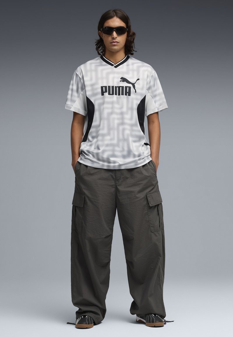 Puma ESSENTIALS BLOCK RELAXED FUSSBALL - Print T-shirt - white - Zalando