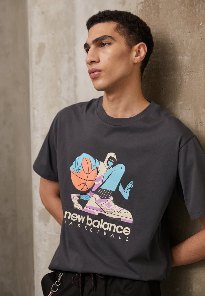 New Balance HOOPS ARTIST PACK - T-shirt med print - black/svart ...