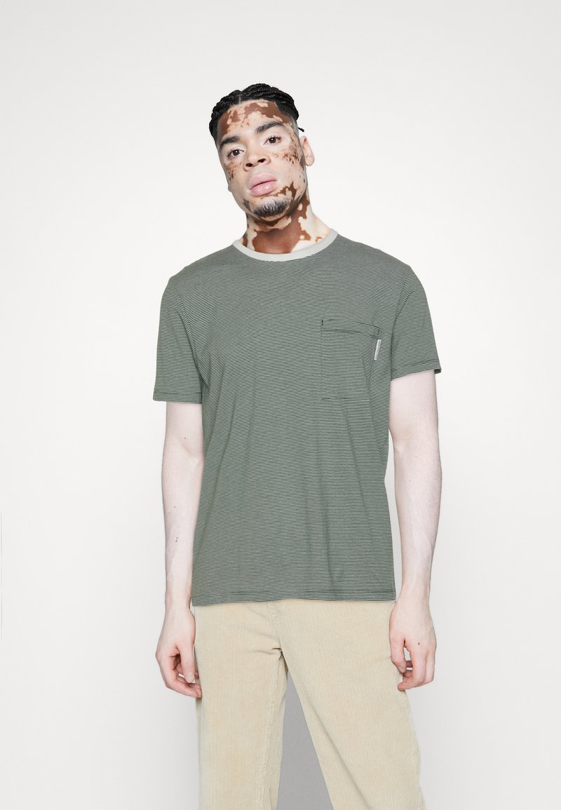 Marc O'Polo DENIM SHORT SLEEVE RELAXED CHEST POCKET - T-Shirt print ...