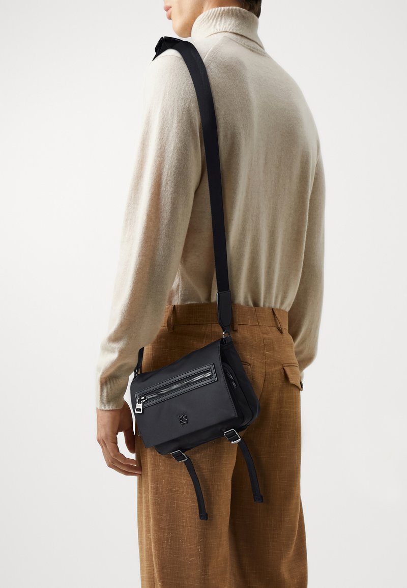 HUGO ELLIOTT CROSSBODY UNISEX - Umhängetasche - black/schwarz - Zalando.ch