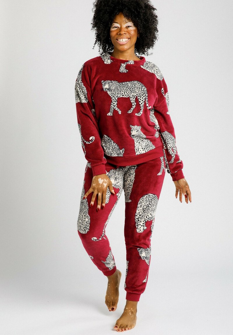 Chelsea Peers RUBY LEOPARD FLUFFY LONG - Pyjamas - burgundy/mörkröd ...