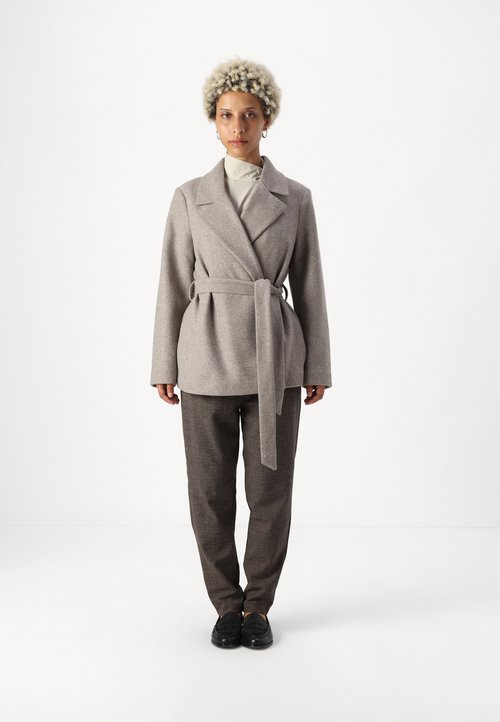 ONLY Petite ONLTANYA BELT JACKET - Välikausitakki - pumice stone/beige ...