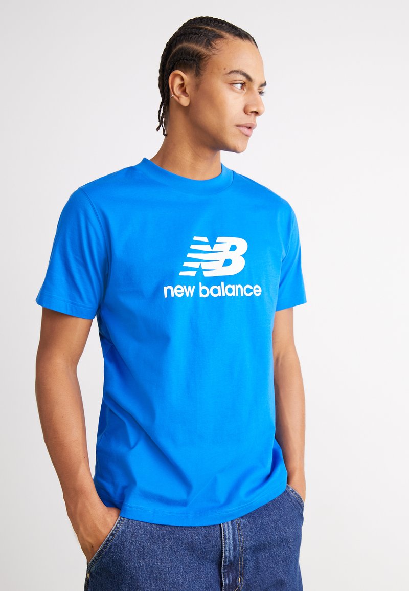 New Balance ESSENTIALS STACKED LOGO - T-Shirt print - blue/blau ...
