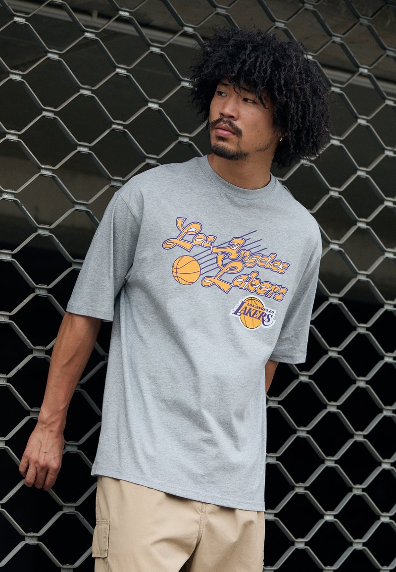 New Era NBA LOS ANGELES LAKERS SCRIPT TEE - Print T-shirt - grau/grey ...