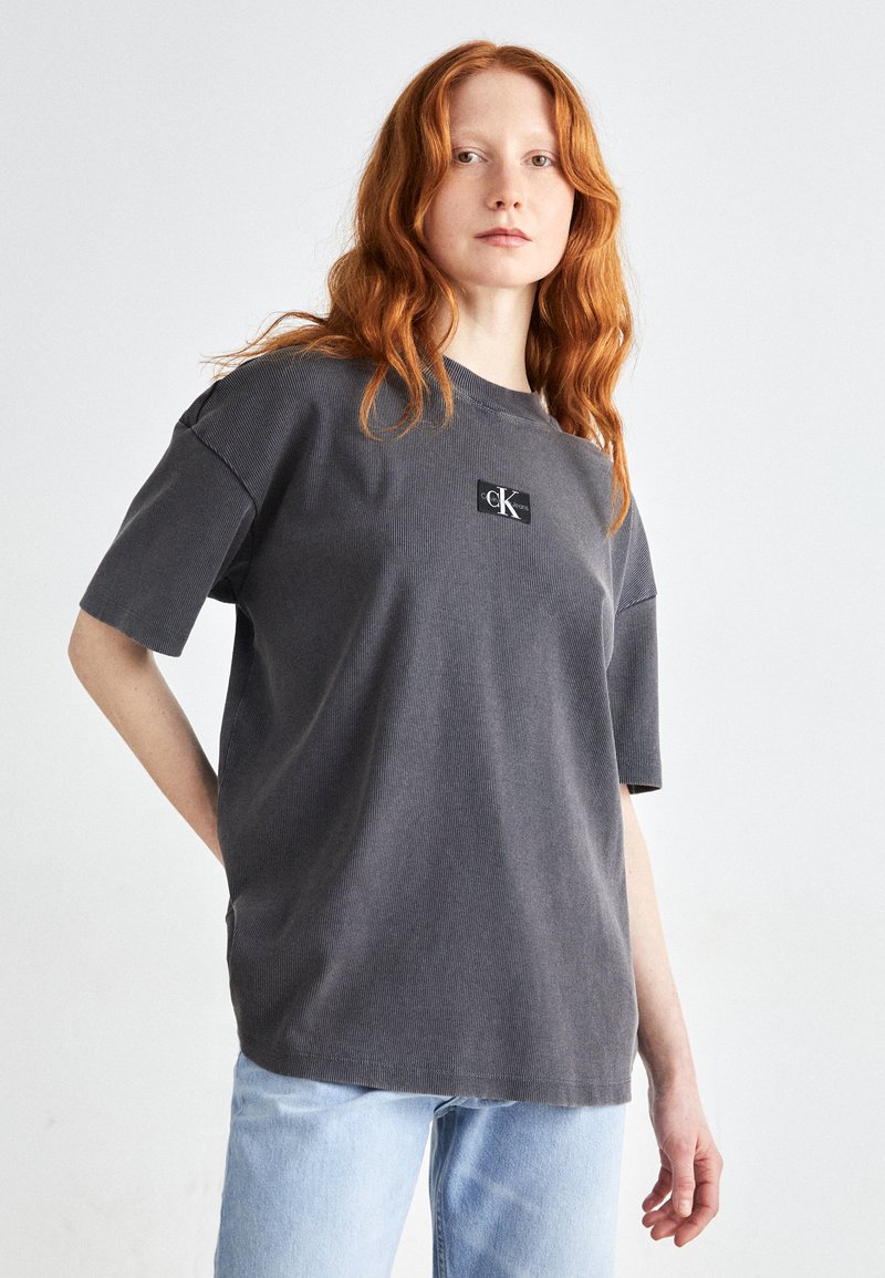 Calvin Klein Jeans LABEL BOYFRIEND TEE - Basic T-shirt - washed black ...