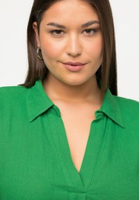 Ulla Popken MÉLANGÉ COL ET MANCHES COURTES - Bluse - vert gazon/grün ...