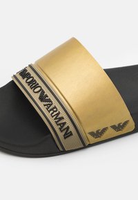 EA7 Emporio Armani EAGLE TAPE SLIDE UNISEX - Matalakantaiset pistokkaat - black/gold/musta ...