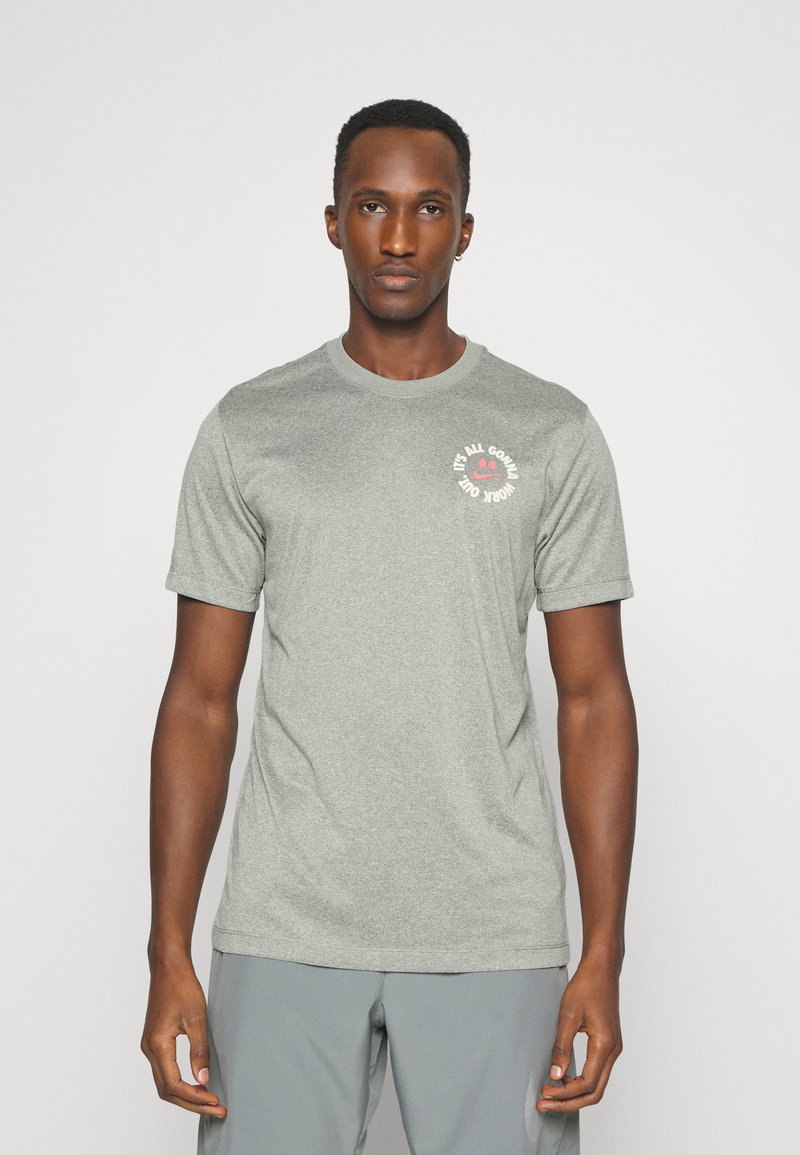 Nike Performance TEE HUMOR - T-Shirt print - tumbled grey heather/grau ...