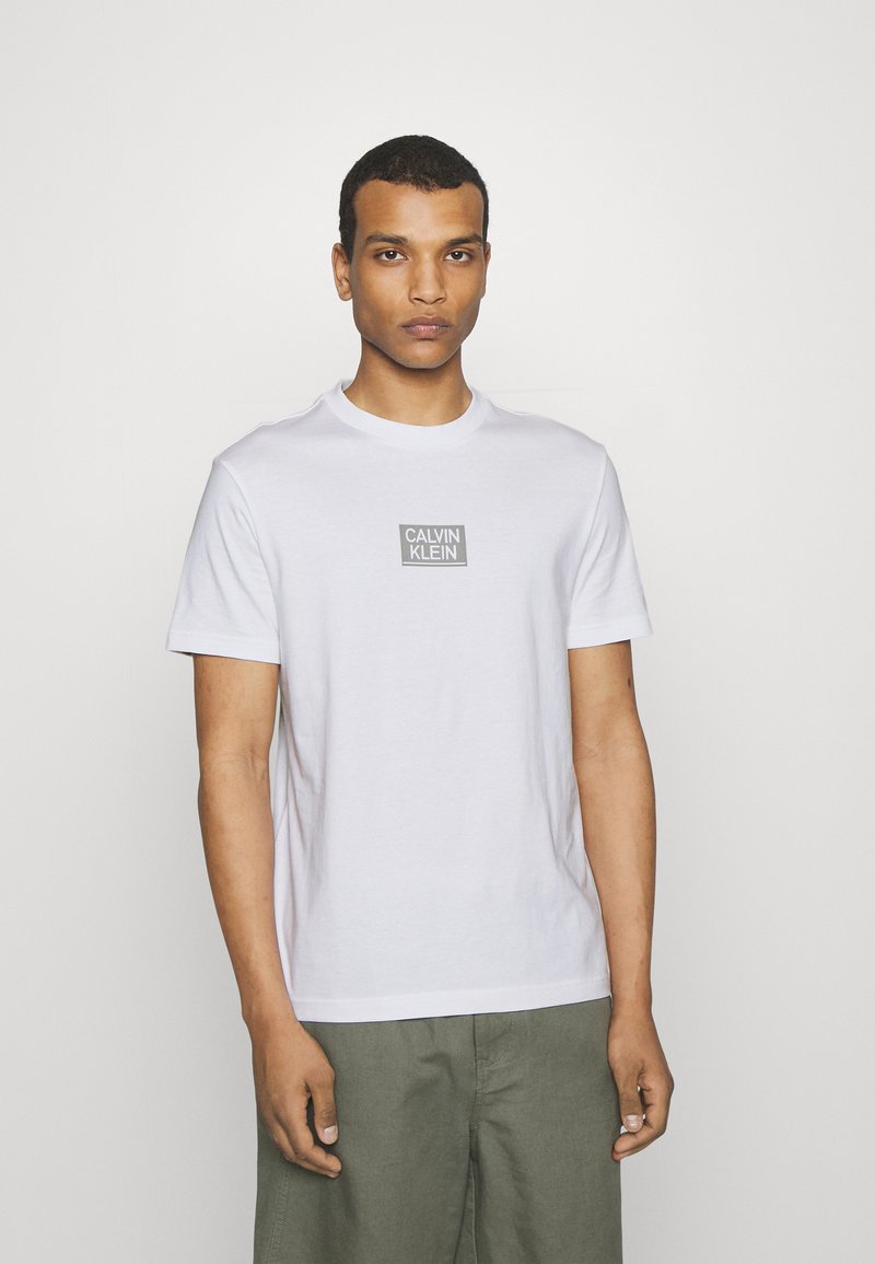 Calvin Klein GLOSS STENCIL LOGO - T-Shirt print - bright white/weiß ...