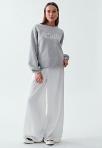 CALLI Sweatshirt - light grey white logo/grau - Zalando.de