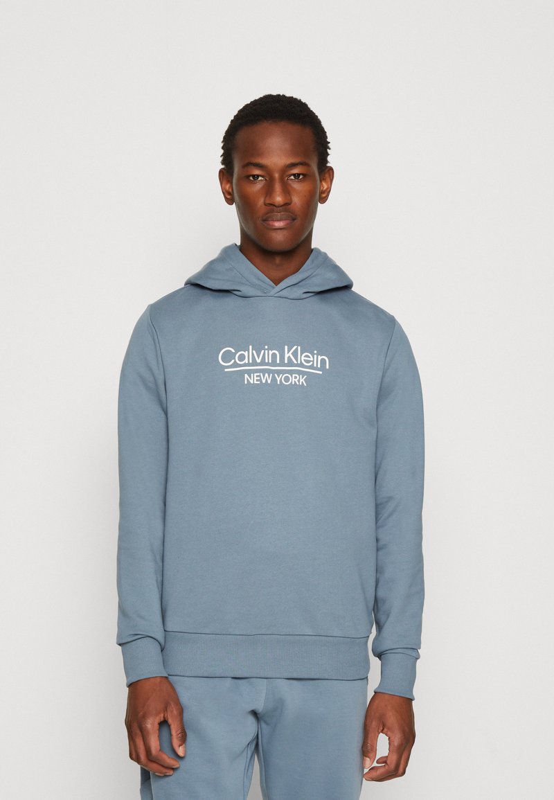 Calvin Klein NEW YORK LOGO HOODIE - Kapuutsiga pusa - grey tar ...