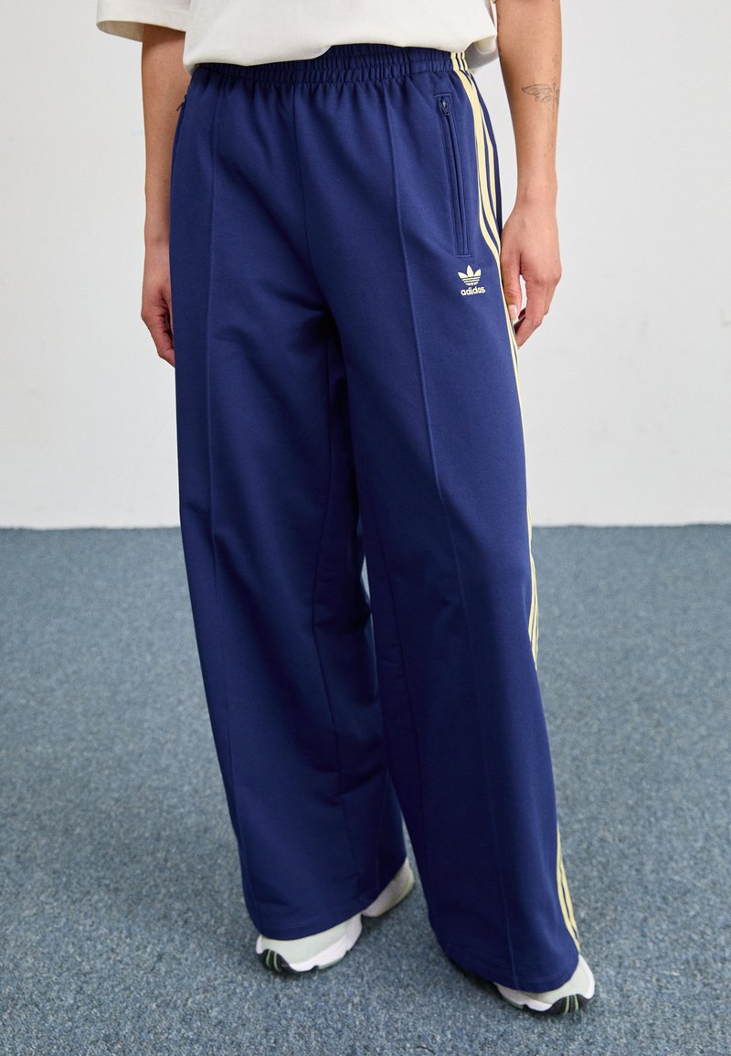 adidas Originals SPORTS CLUB LOOSE TRACK PANT - Jogginghose - dark blue ...
