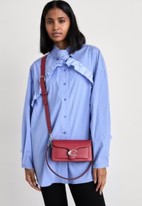COACH TABBY SHOULDER BAG REFRESH - Sac à main - ruby/rouge - ZALANDO.BE