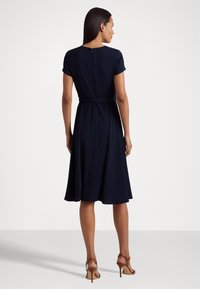 Lauren Ralph Lauren BRYGITKA SHORT SLEEVE DAY DRESS - Vardagsklänning - lighthouse navy/blå ...