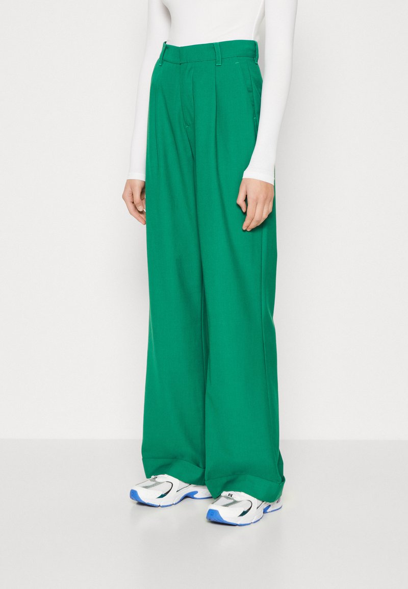 Colourful Rebel ALDEN UNI PANTS - Püksid - deep green/roheline - Zalando.ee