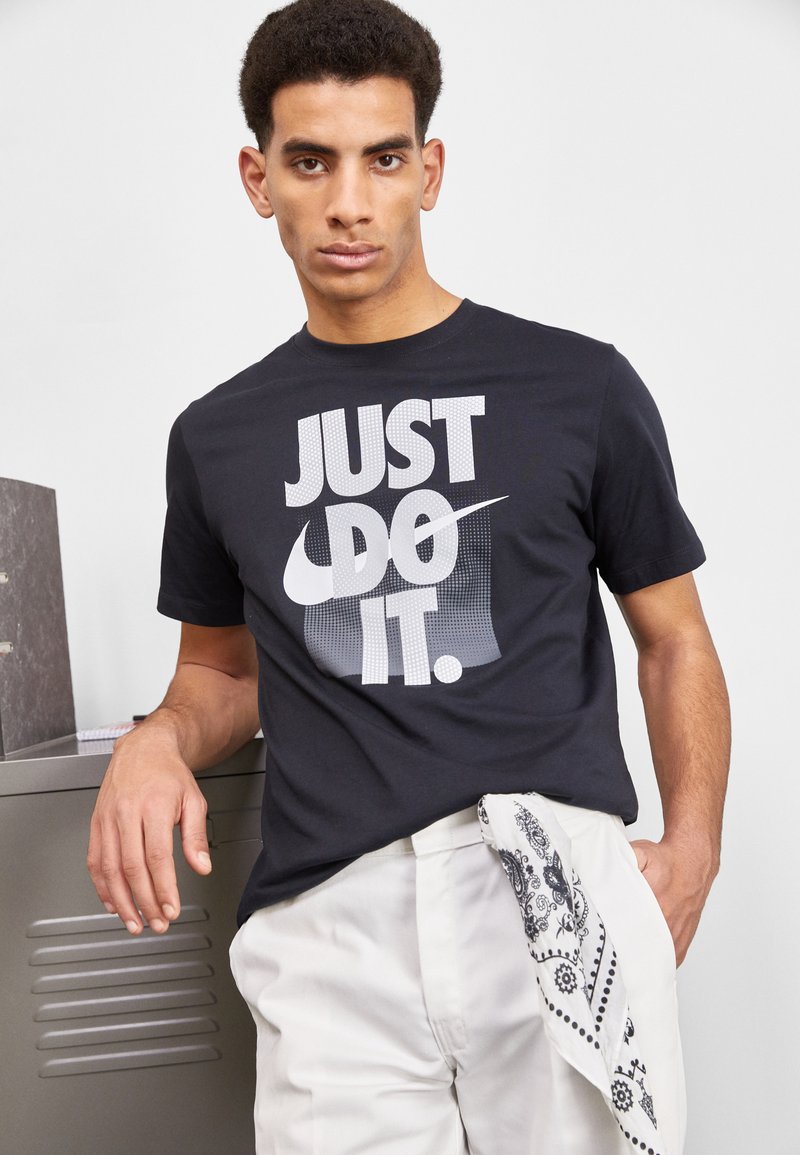 Nike Sportswear TEE - Triko s potiskem - black/černá - Zalando.cz