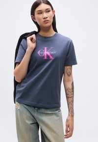Calvin Klein Jeans HERO CLASSIC MONOLOGO C NECK - Print T-shirt ...