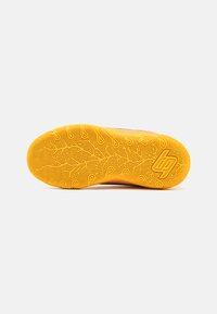 Puma STEWIE 3 DAWN IN ‘CUSE - Basketballsko - yellow sizzle/fluro peach ...