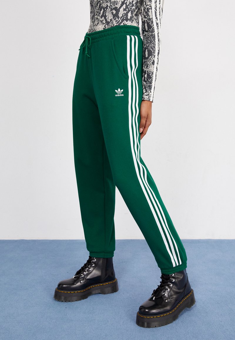 adidas Originals REGULAR PANTS - Jogginghose - collegiate green/grün ...