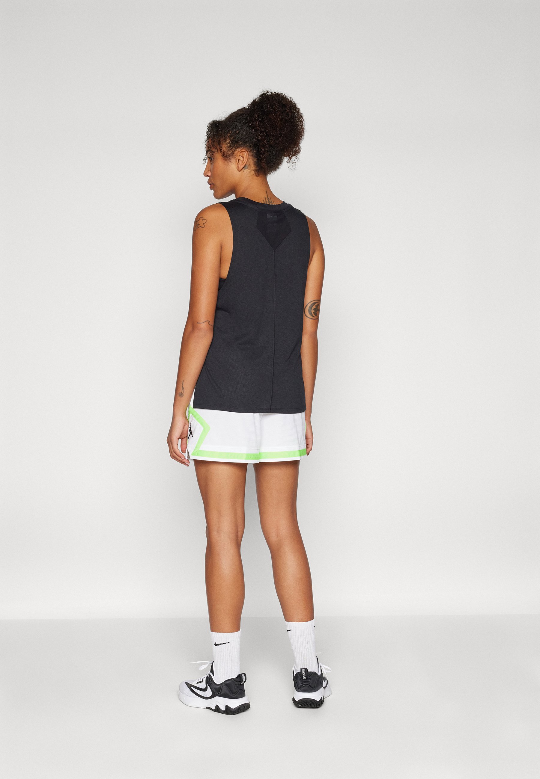 Jordan SHORT Sports shorts white electric green black white Zalando