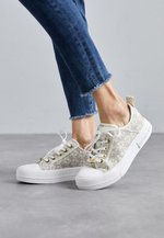 MICHAEL Michael Kors EVY LACE UP - Sneakers laag - vanilla/crème ...