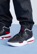 Jordan JORDAN STAY LOYAL 2 - Höga sneakers - black/white/university red ...