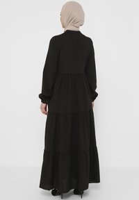 Modanisa BUTTON COLLAR-MODEST-TAVIN - Maxikleid - black/schwarz ...