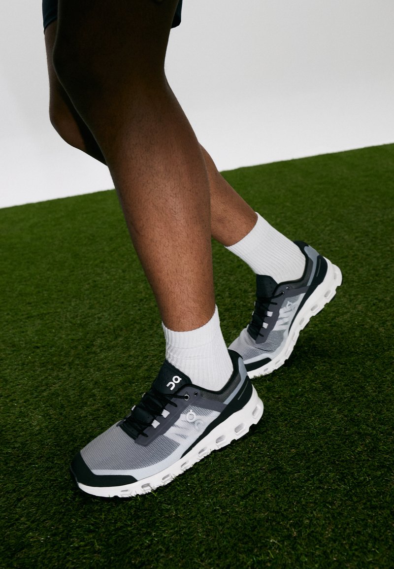 On CLOUDVISTA - Laufschuh Trail - black white/schwarz - Zalando.de