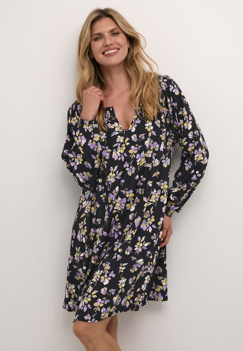 Cream BILBA KIM FIT - Freizeitkleid - black flower print/schwarz ...