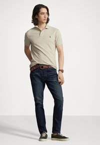 Polo Ralph Lauren CUSTOM SLIM FIT MESH POLO SHIRT - Poloshirt - expedition dune heather/sand ...